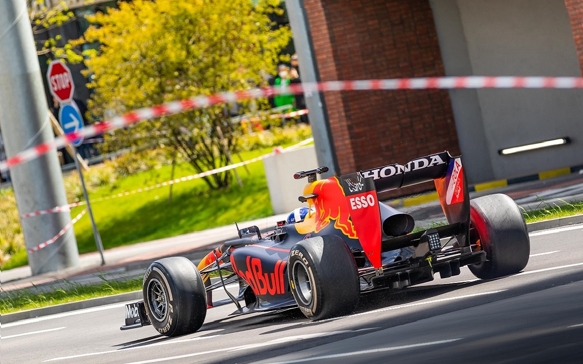 Monopost Red Bull RB7 sa dnes pod Spišským hradom neukázal | Magazín F1 ...